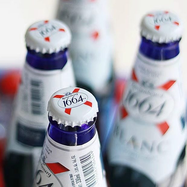 The whole box of Cranburg Triumph 1664 White Beer 330ml24 bottles 250ml imported 1664 blue ...