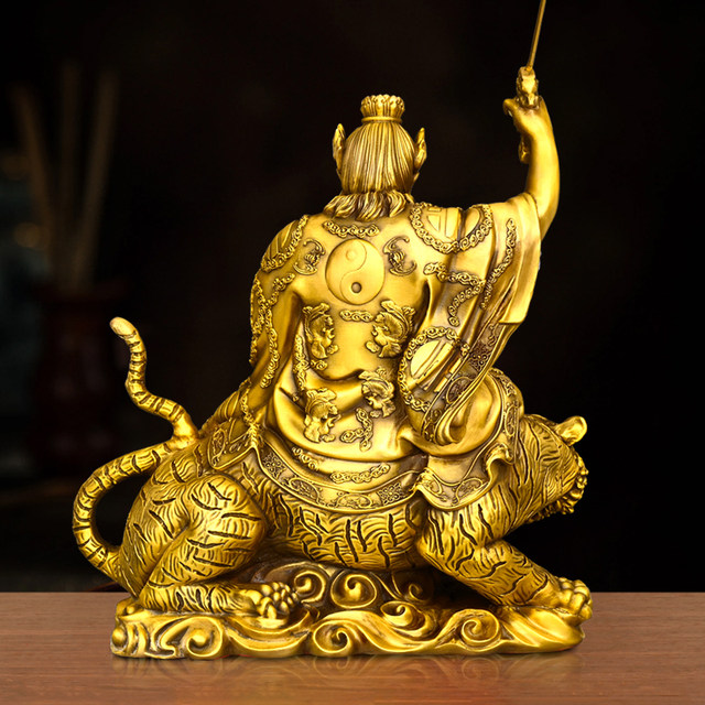 Riding a tiger Zhang Tianshi Swing Dragon Tiger Mountain holding the ...