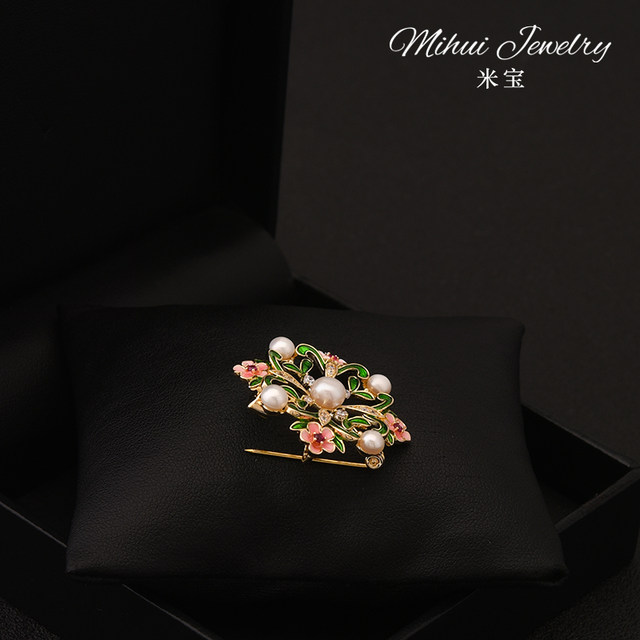 Fanhua looks like a high -grade cold enamel color high -grade brooch ...