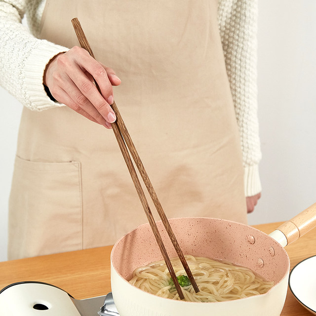 At the beginning of the hot pot chopsticks frying and lengthened ...