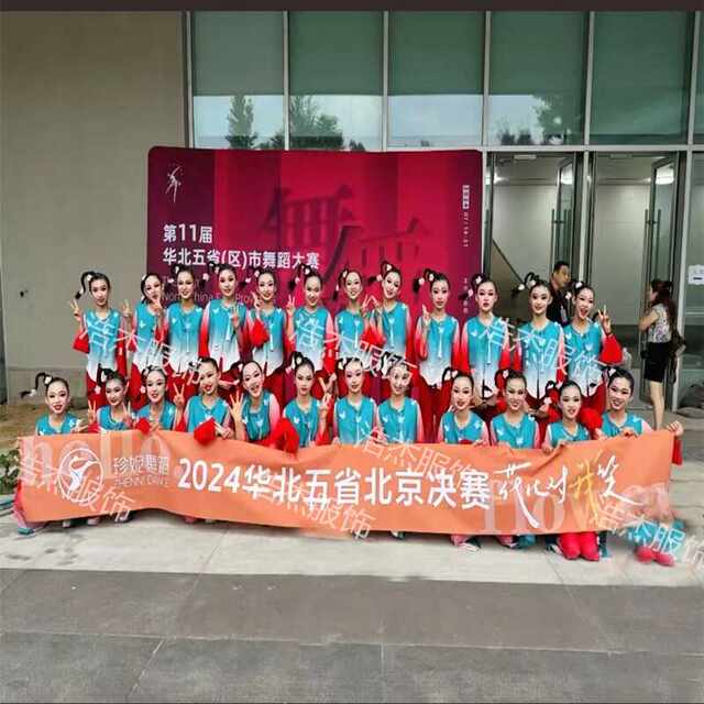 Huaer smiled dance to me, performing the Shanxi Xiaohua Opera Fan Dance ...