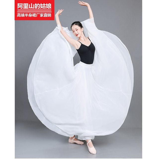 The girl from Alishan dances with a 720-degree swing skirt, Xinjiang dance performance practice ...