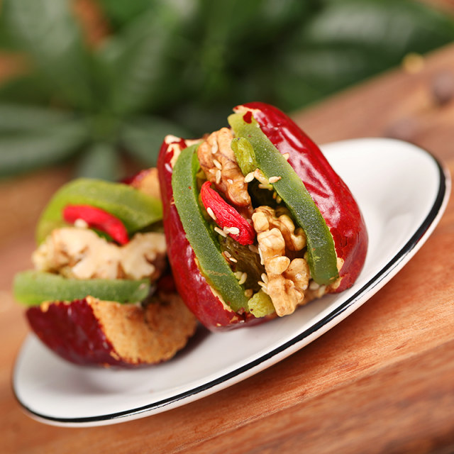 Red dates sandwiched with walnuts Xinjiang specialty Hotan jujubes ...