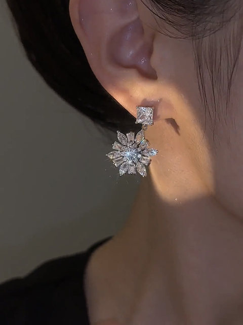 Super Flashing Snow Snow Snow Pendant Earrings 2023 New Trendy Light ...