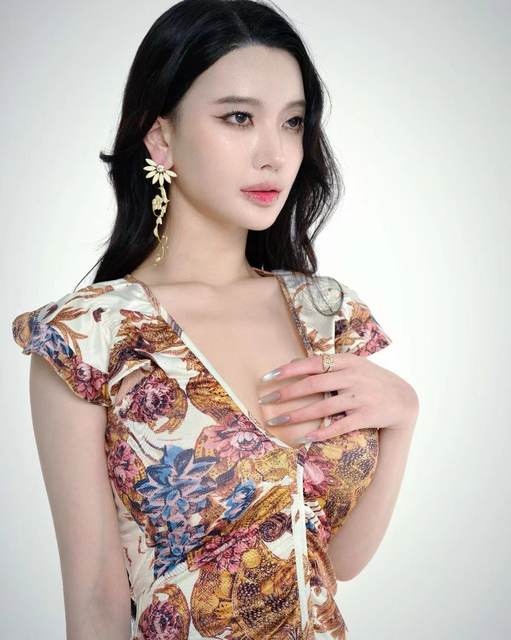 Son Ji-hye's golden rococo style French V-neck printed royal sister's light and mature style ...