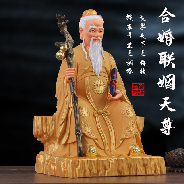 The old statue of the copper color moon, the old man of the old man ...