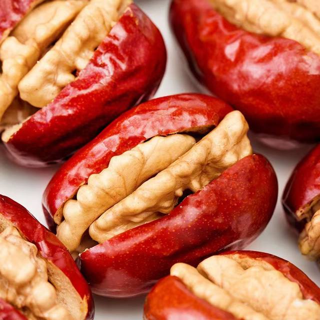 Jujube clip walnut kernel raisins to relieve snack sandwich dry fruit ...