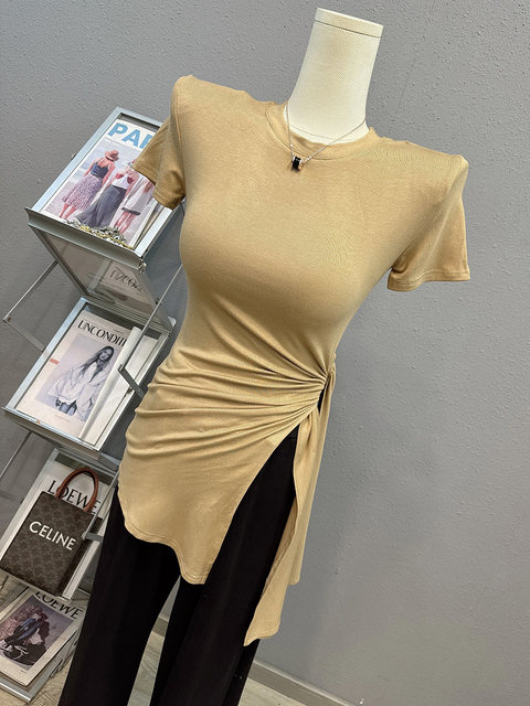 Irregular split straps, fashionable shoulder shoulder pad T -shirts ...