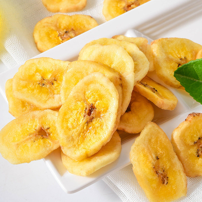 Bananenchips, trockenfruchtsnacks – geröstete bananenchips in großen ...