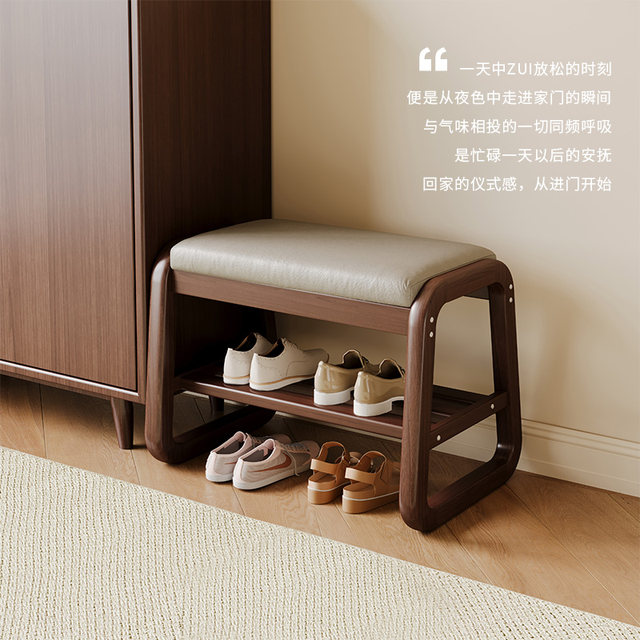 The real wood changing shoe stool door at the door of the house wears ...