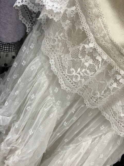 White heavy lace splicing irregular mesh skirt women's autumn and ...