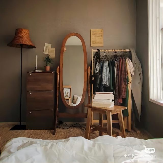 European and American round dressing mirror, fitting mirror, retro ...