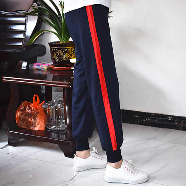 Threaded foot tying foot close dark blue two-bar double red bar sports ...