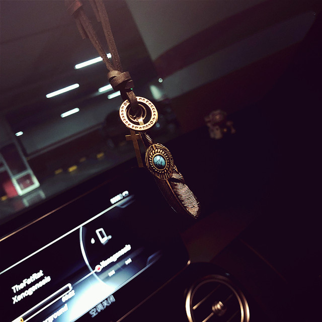 Trendy metal feather car rearview mirror hanging ornaments leaf car ...