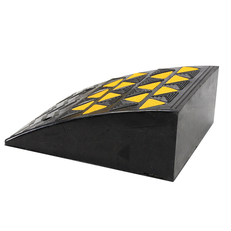 Raven Rubber Curb Ramp - ตัวป้องกันขอบถนนและช่วยขึ้นเนิน