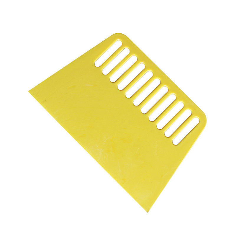Gelber kunststoffschaber für tapeten, glasfolien und außenwerbung