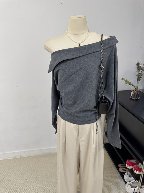 One-length slanted neck off-shoulder sweet and spicy bat sleeve T-shirt ...