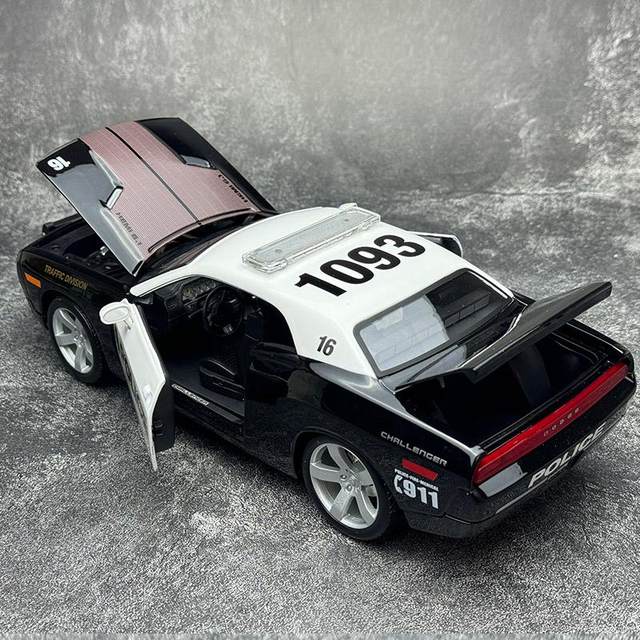 Mei Chu 1:18 Daqi Challenge Police Car 2006 Simulation Alloy Model Birthday Gift