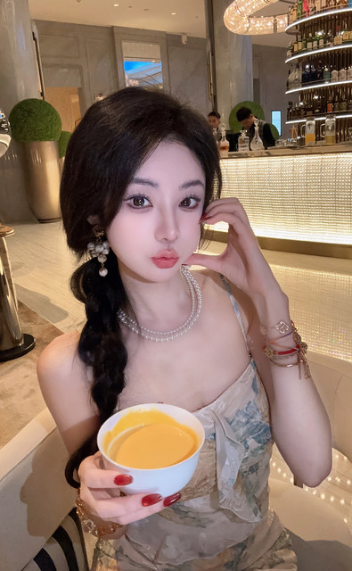 Sun Yaqiao yellow peony printed lotus leaf suspender dress