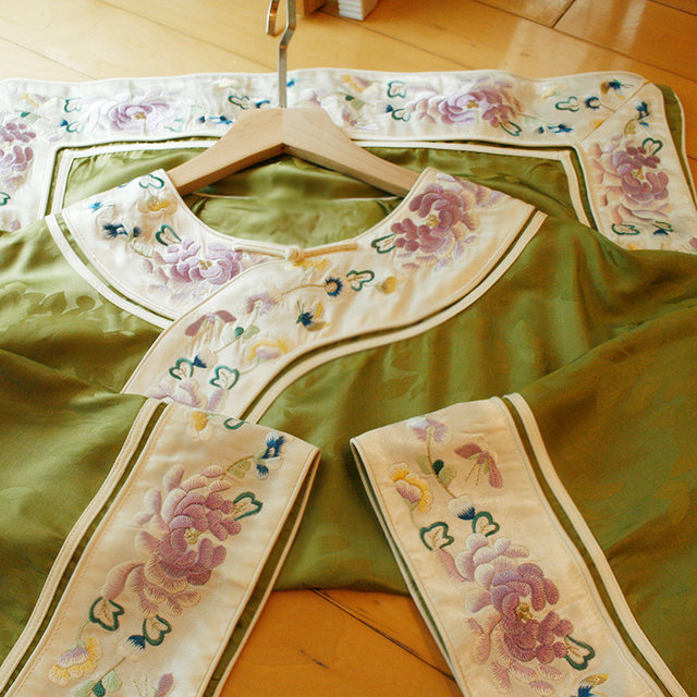 Yiyi's silk Sangbo satin hand-push embroidered round neck full placket ...