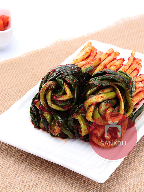 Three mouthfuls and one product of Korean small green onion kimchi ...