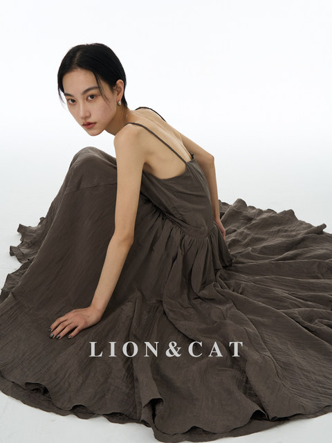 LIONCAT lightweight and fashionable/temperature design style texture irregular skirt V-neck ...