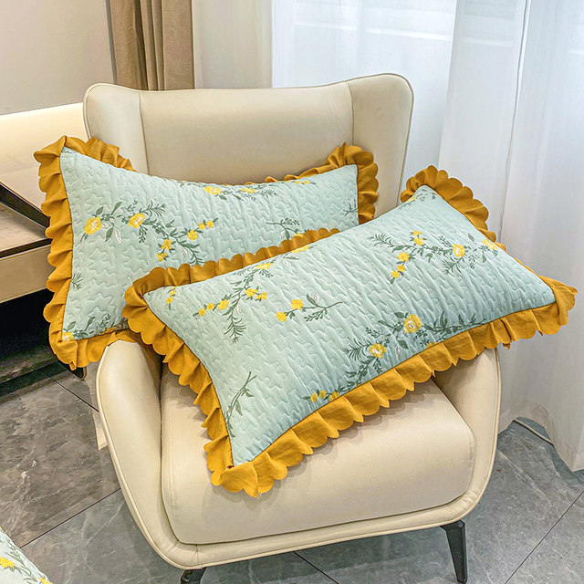 A pair of princess-style double-layer yarn cotton and linen quilted ...