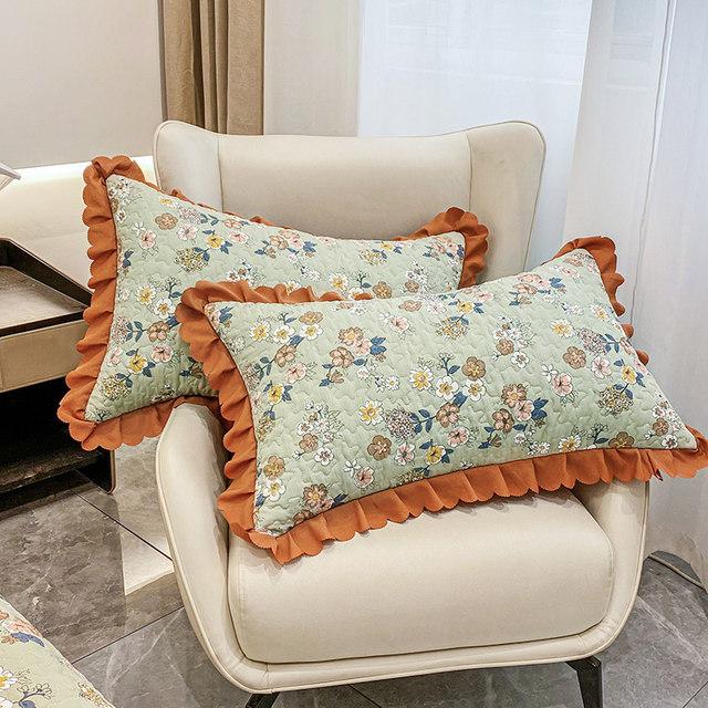 A pair of princess-style double-layer yarn cotton and linen quilted ...