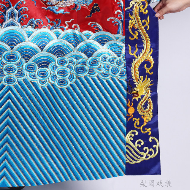 The python dragon robe of the dragon man of the opera troupe, the ...