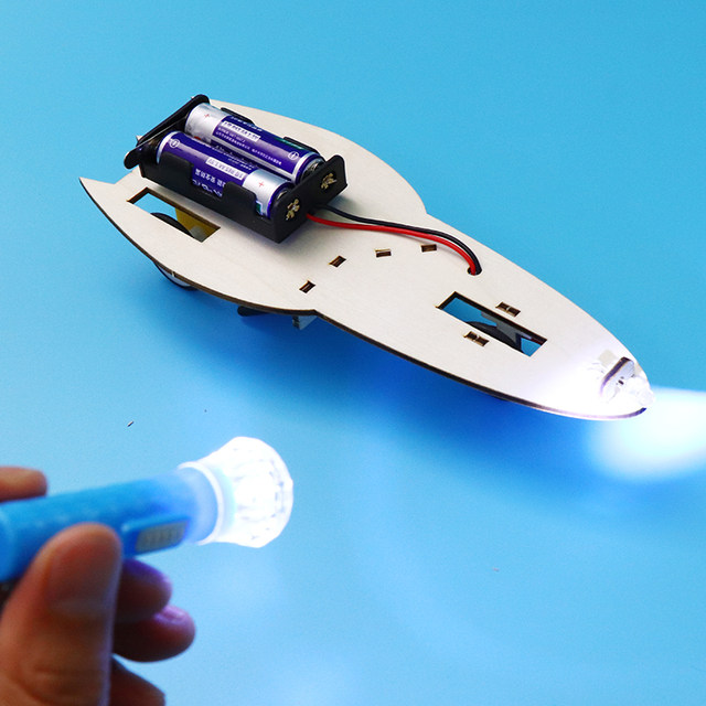 High-difficulty technology small production of light-chasing rocket model primary school ...