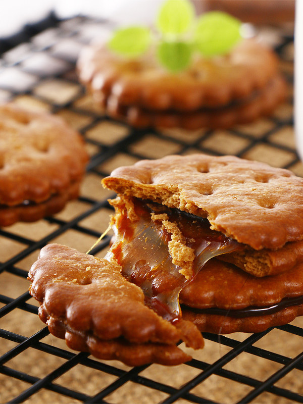 Biscuits sandwich au malt biscuits au jaune d'œuf salé sandwich à la ...