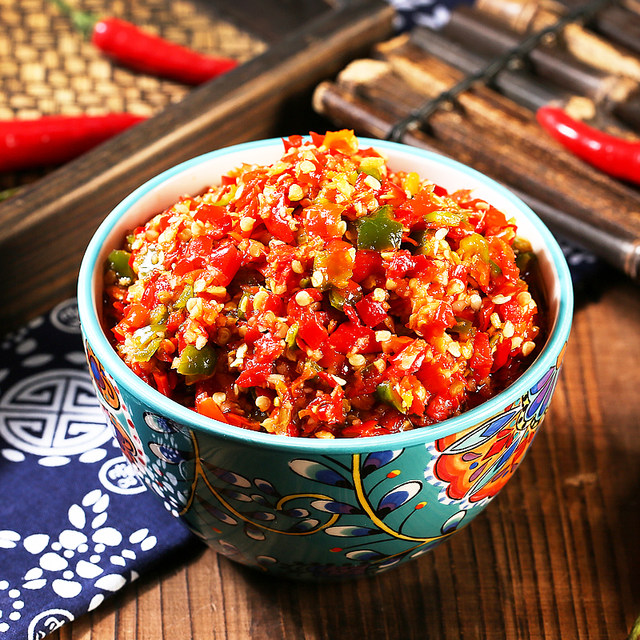 Large barrel Hunan farmhouse chopped pepper garlic chopped chili sauce ...
