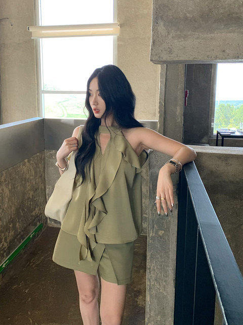 Ren Xiaoyi design hollow sleeveless hanging neck top female 2024 summer new loose lotus leaf ...