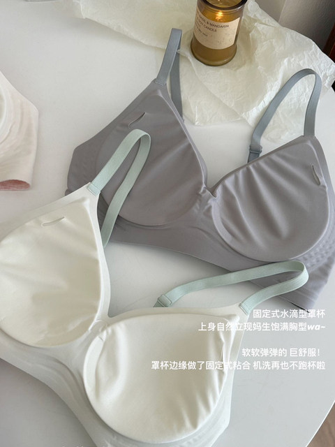 Ultra -clustering chest showed! Women without marks underwear, small ...