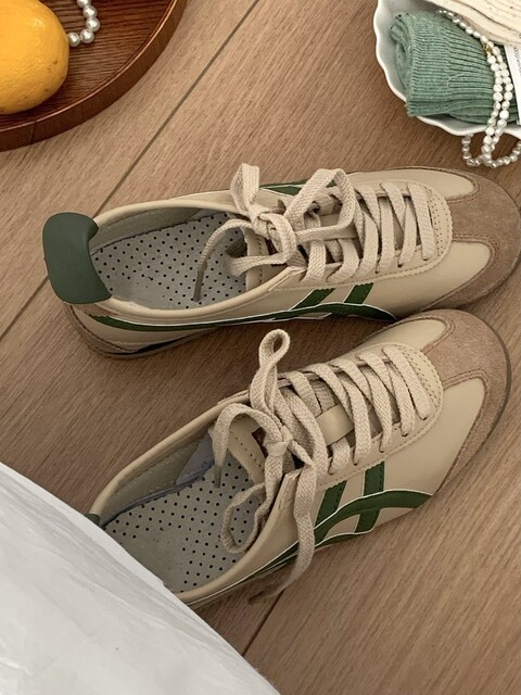 Korean women's shoe blogger owns a pair of green and brown Dexun shoes ...