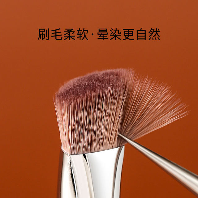 Super convenient triangular highlight brush, soft-bristled blush brush ...