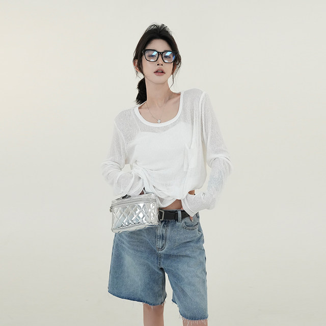 Wu Tongtong slightly see-through hollow long-sleeved knitted T-shirt ...