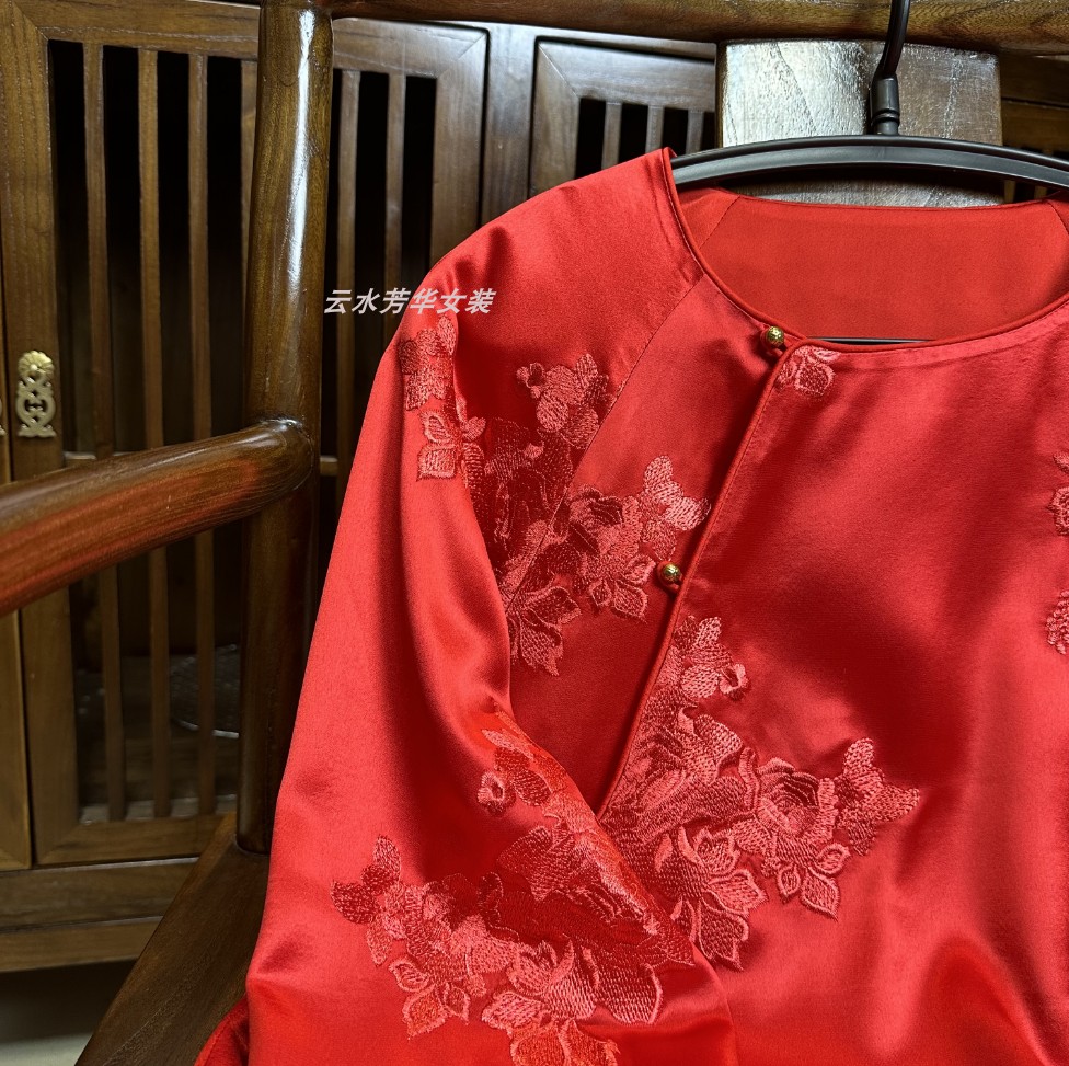 Yuxi new Chinese style red acetate embroidered slanted top 2023 autumn ...