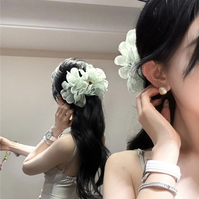 Super Fairy Sweet and Gentle Flower Clip Beads Hair Shark Clip on the ...
