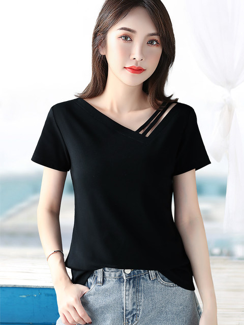 Slim-fitting slim base shirt with double-line slanted V-neck short ...