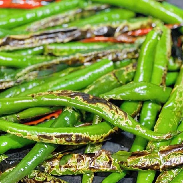 Charcoal-grilled chili sauce, a variety of tiger skin green peppers ...