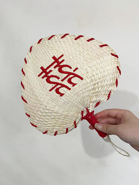 Bride's dressing gown photo-taking happy fan hand-cranked banana fan ...