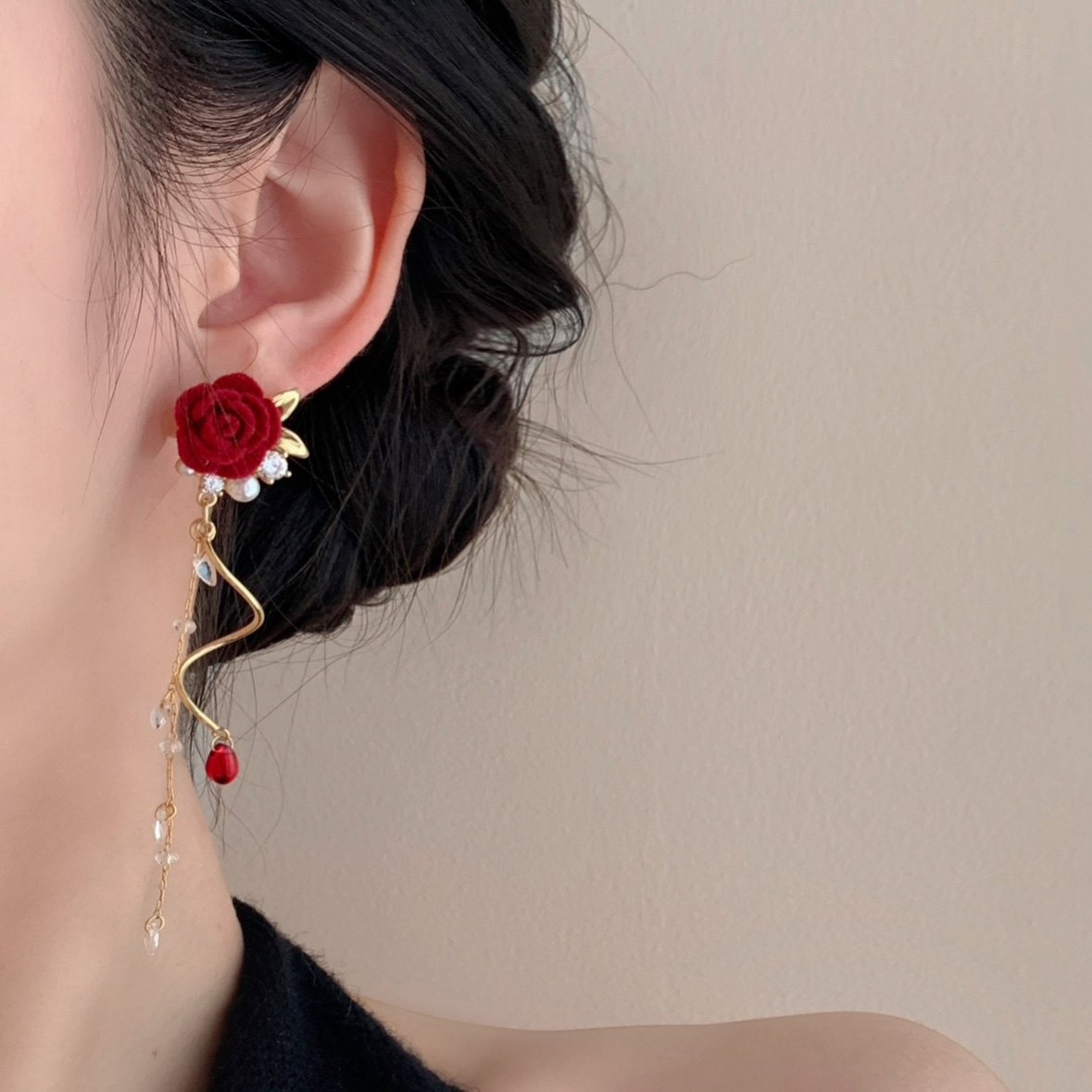 Rose language retro red rose ears decorated with mosquito fragrance ...