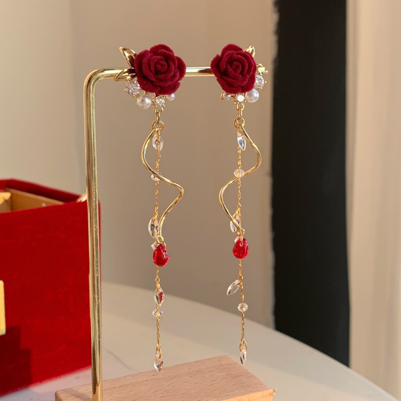 Rose language retro red rose ears decorated with mosquito fragrance ...