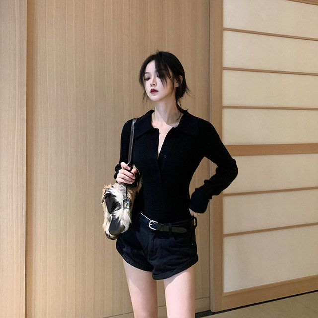 Gyokuu black V -neck dark buckle wool knitted body shirt