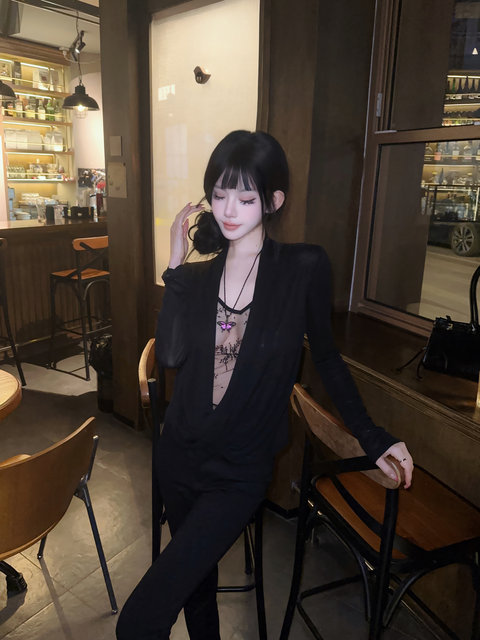 Eva Junjun Jiang hot girl sexy v low cross collar long sleeve lace fake two-piece T-shirt women ...