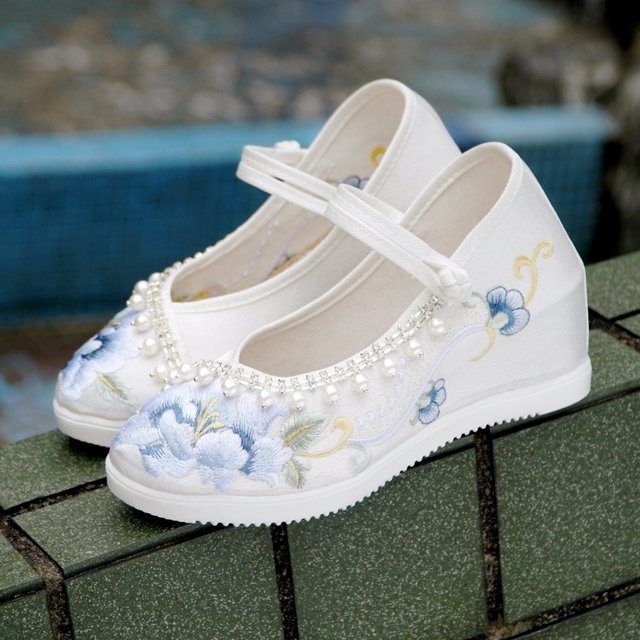 Spring match with ancient costumes and ancient style Hanfu shoes for ...