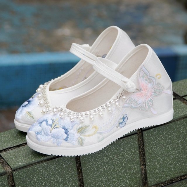 Spring match with ancient costumes and ancient style Hanfu shoes for ...