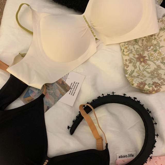 The contrasting colorless underwear female small chest gathers the ...