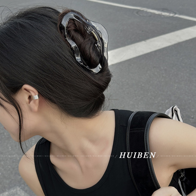 A must-have if you have a lot of hair! Ju Neng grabs the large size ...